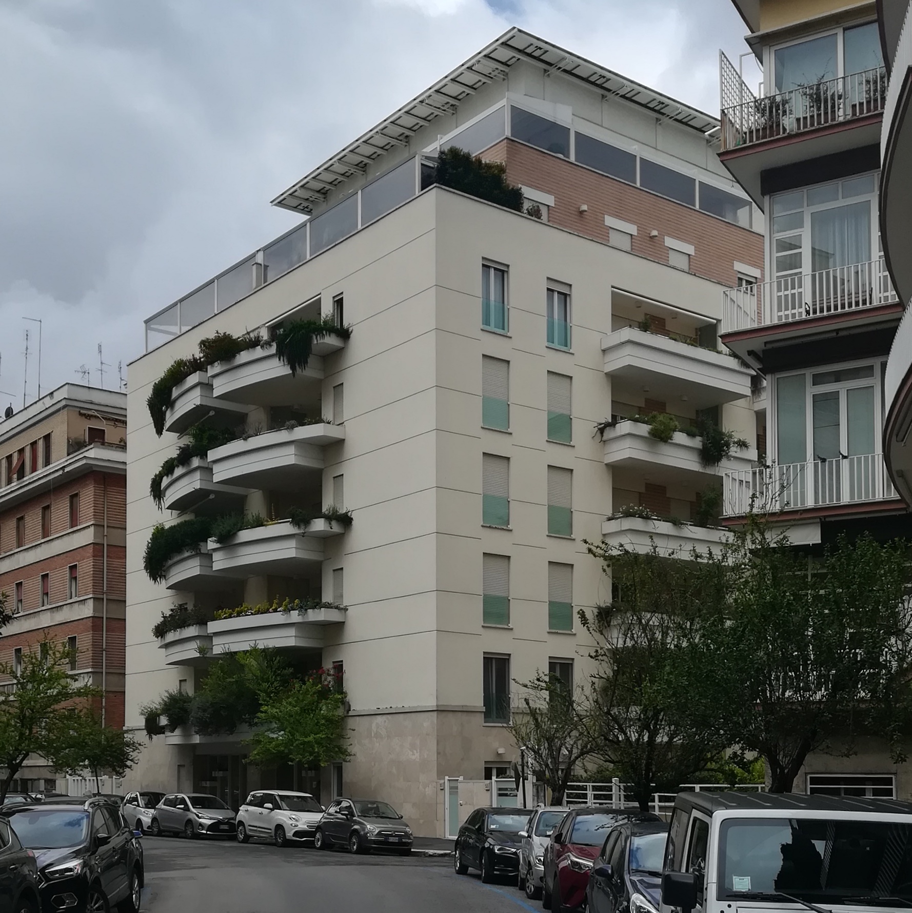 A piazza Pitagora c’è un esempio. In via Lima ce n’è un altro. Ancora ...